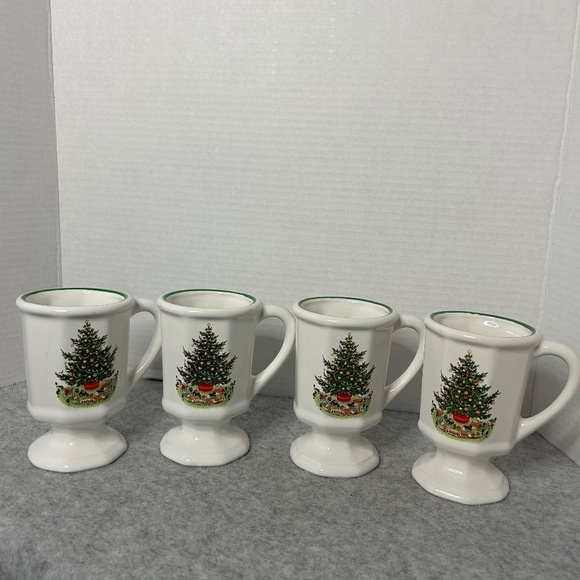 Holiday | Set Of 4 Vintage Holiday Christmas Ceramic Footed Mugs 4x5 ...